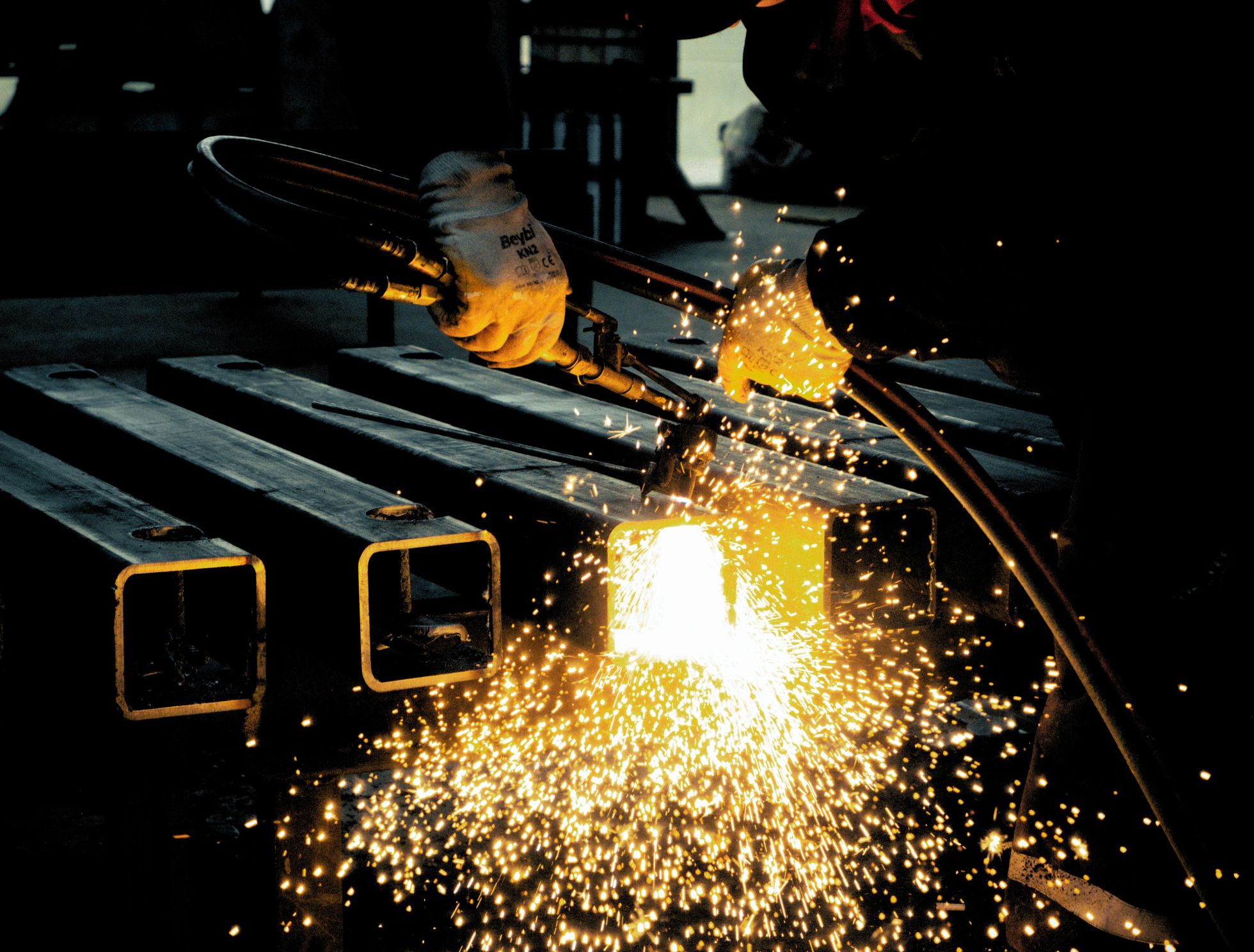 How to Reduce Welding Spatter: Causes and Solutions - Mecaweld USA